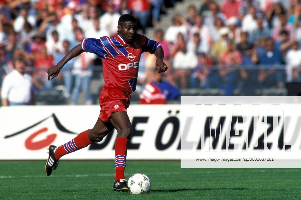 Adolfo Valencia (li., Bayern) am Ball Fußball 1. BL Herren Saison 1994 ...