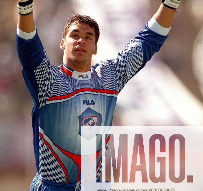 Torwart Jimmy Schmidt (Club Nacional de Football) winkt seinen ...