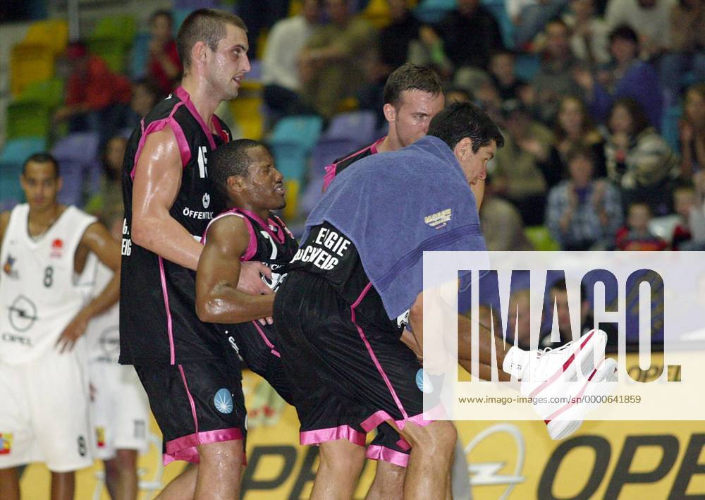 Demond Mallet wird von seinen Mannschaftskameraden Joakim Blom (li.), Pete Lisicky (hinten) und