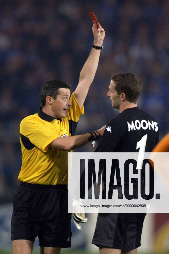 Schiedsrichter Alain Sars (Frankreich) zeigt Torwart Jan Moons (Genk ...