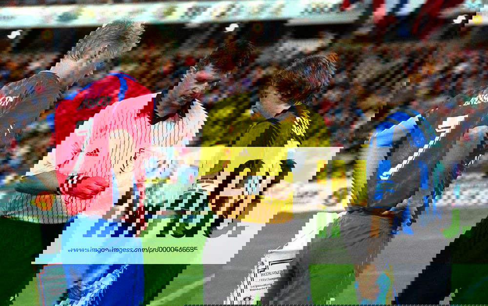 FIFA-Schiedsrichter Zoran Arzic (Mitte) mit Ulrik Jansson (Helsingborg ...