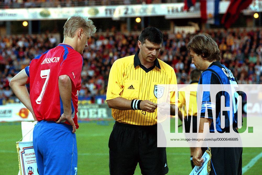 FIFA-Schiedsrichter Zoran Arzic mit Ulrik Jansson und Benoit Cauet bei ...