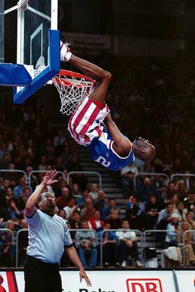 Harlem Globetrotter Michael Wild Thing Wilson mit einem Dunking ...