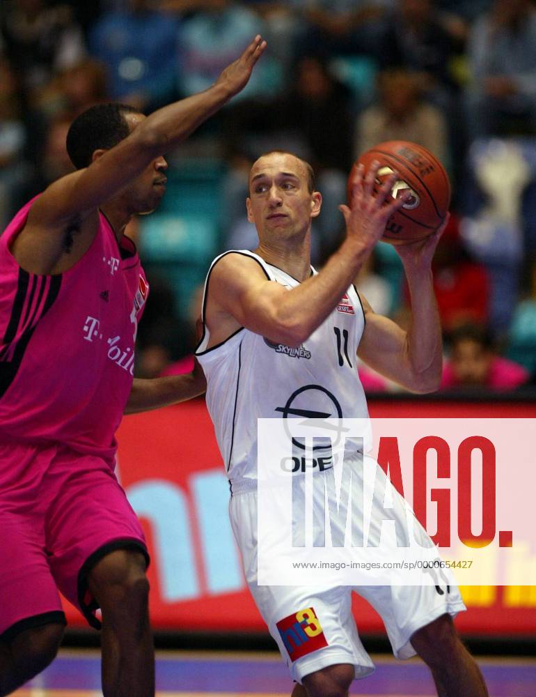 Pascal Roller (re., Frankfurt) gegen Rencher (Bonn) Basketball 1. BL ...