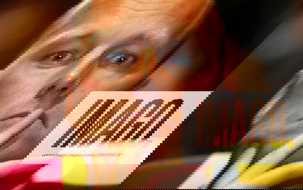 Sportlicher Leiter Bjarne Riis (Dänemark CSC-Tiscali) nachdenklich ...