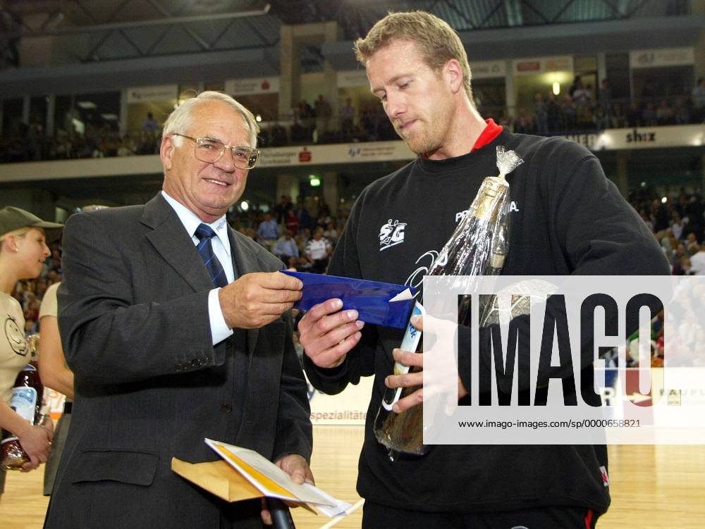 Manager Manfred Werner beschenkt Jan Fegter nach einer erfolgreichen ...