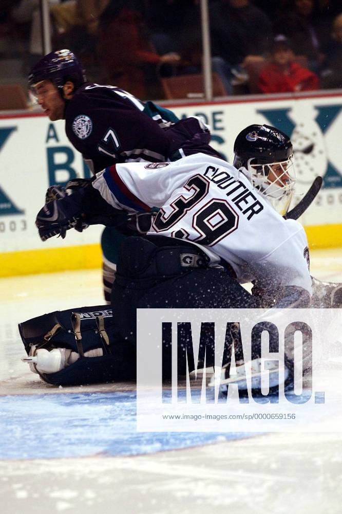 Goalie Dan Cloutier gegen Matt Cullen Eishockey Herren NHL 2002 2003 ...