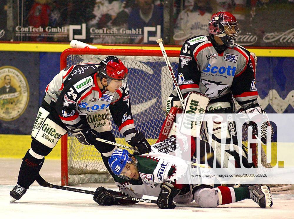 Duanne Moeser (unten, Augsburg) gegen Mickey Elick (li.) und Goalie ...