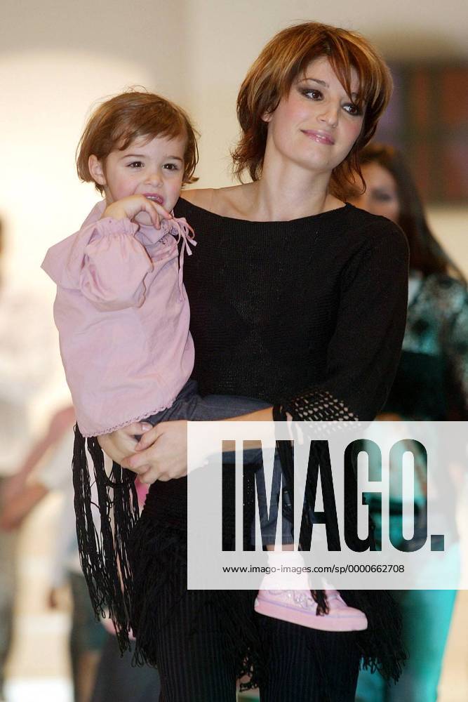 Ana Micoud, Ehefrau von Johan Micoud (Bremen), und Tochter Juna-Lou ...