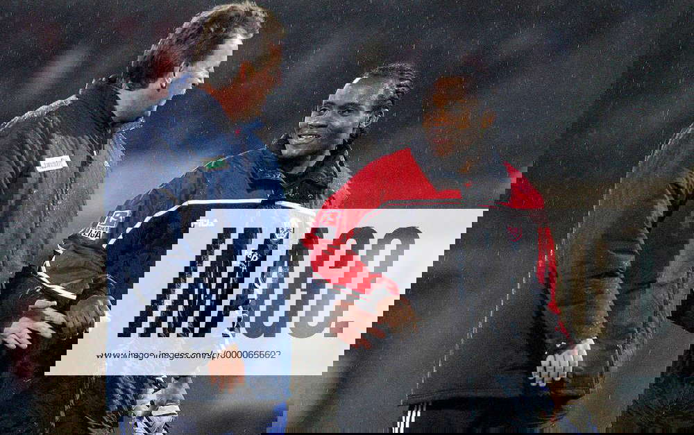 Trainer Uwe Reinders (li., Braunschweig) im Gespräch mit Serge Branco ...