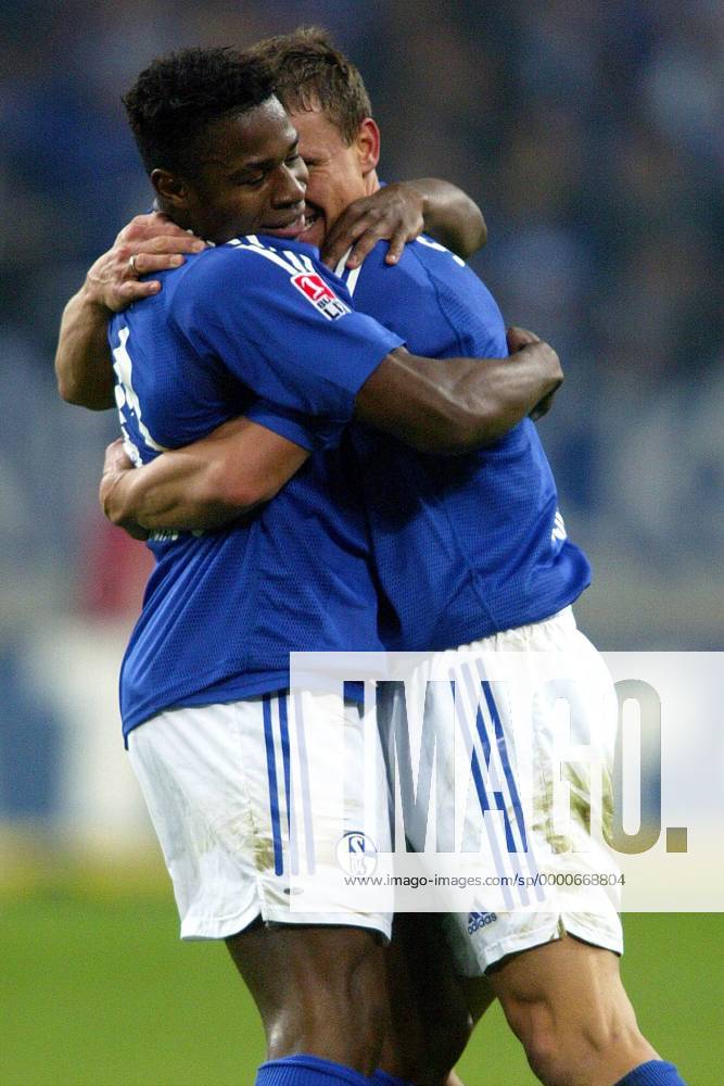 Emile Mpenza (li.) und Ebbe Sand (beide Schalke) - Jubel Fußball 1. BL ...