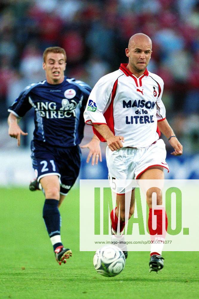 Daniel Meslin (Nizza, re.) am Ball gegen Chalme (Lille) Fußball Herren ...