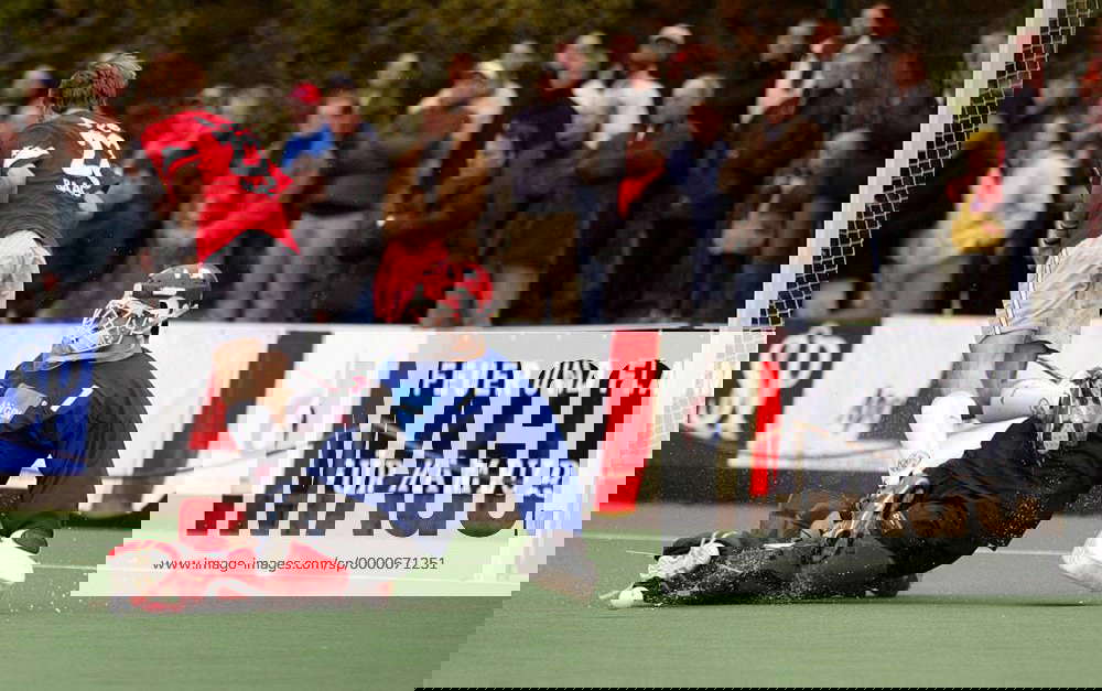 Constantin Baack (li., Alster) wird von Torwart Thomas Jähn (Gladbach ...