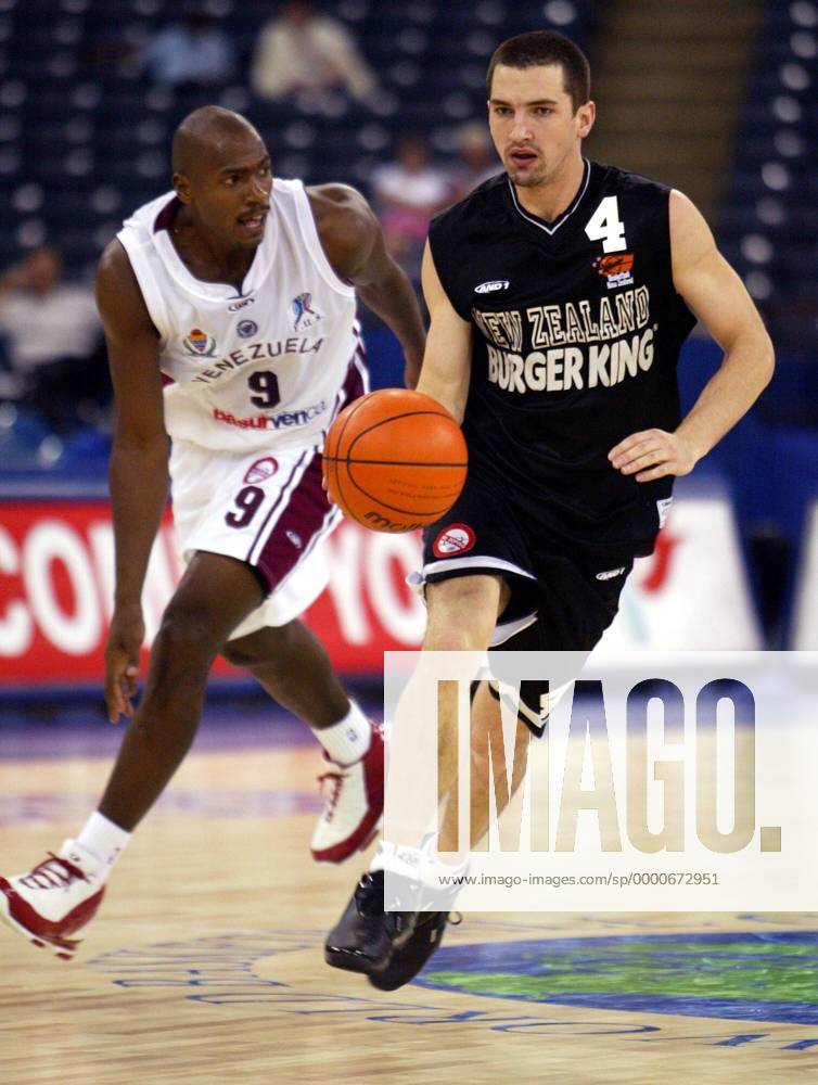 Mark Dickel (Neuseeland) vor Oscar Torres (Venezuela) Basketball WM ...