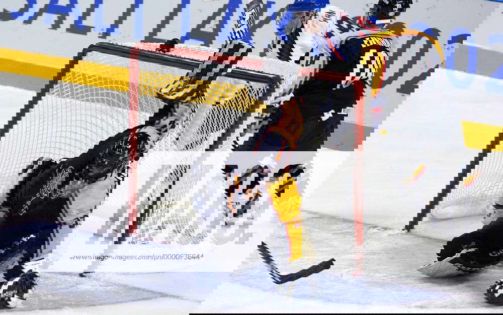 Goalie Marc Seliger (vorn) hat den Puck unter Kontrolle, hinter dem Tor ...