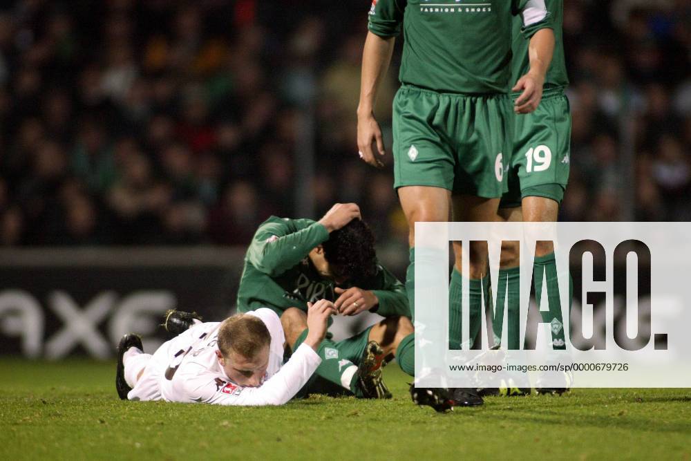 Daniel Sager (St. Pauli, li.) und Paul Stalteri (Bremen) liegen nach ...