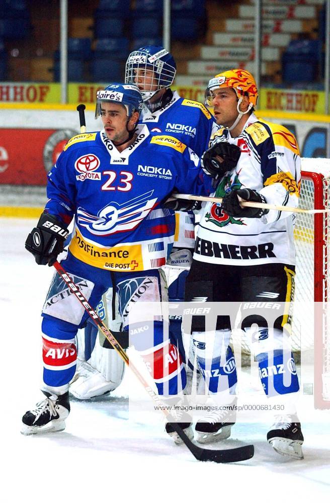 Fabian Guignard (Kloten, li.) gegen Patrick Howald (Fribourg) Eishockey ...