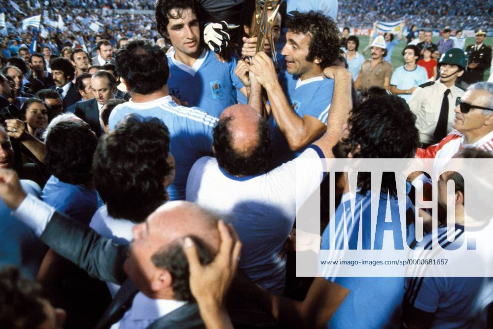 Ariel Krasowski (oben li.) und Julio Morales (beide Uruguay) mit dem ...