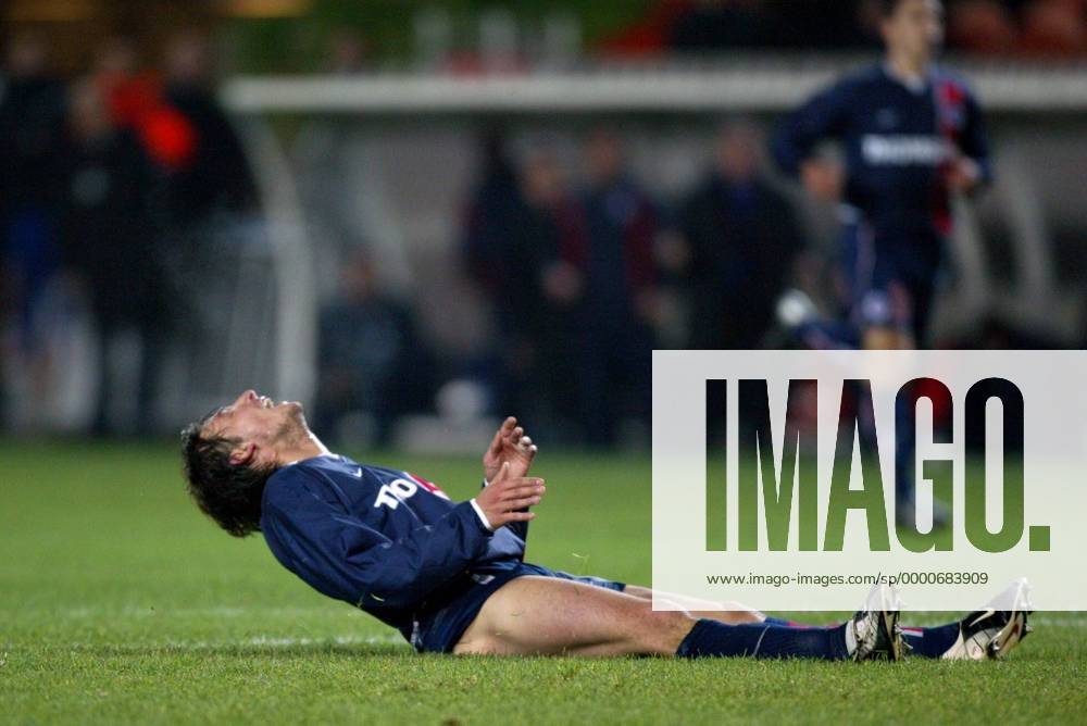Gabriel Heinze (PSG) verzweifelt am Boden Fußball EC 3 Herren UEFA-Cup ...