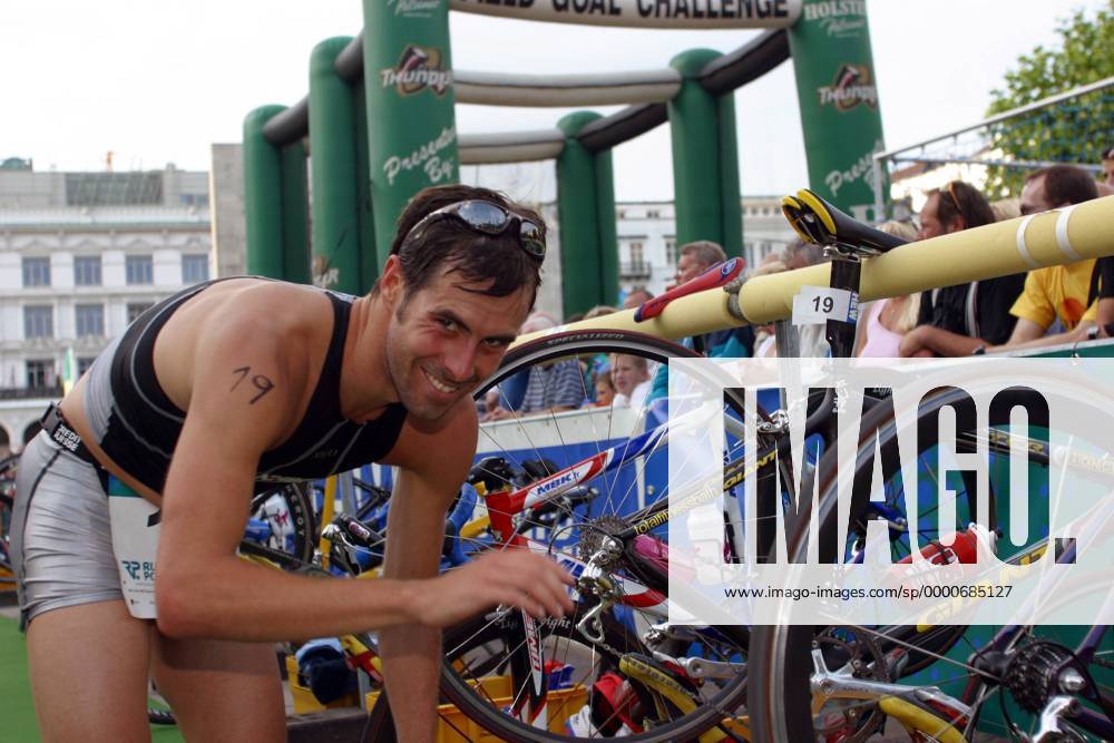 Marc Jenkins (Großbritannien) in der Wechselzone Triathlon Herren Cityman 2002 Einzelbild Hamburg
