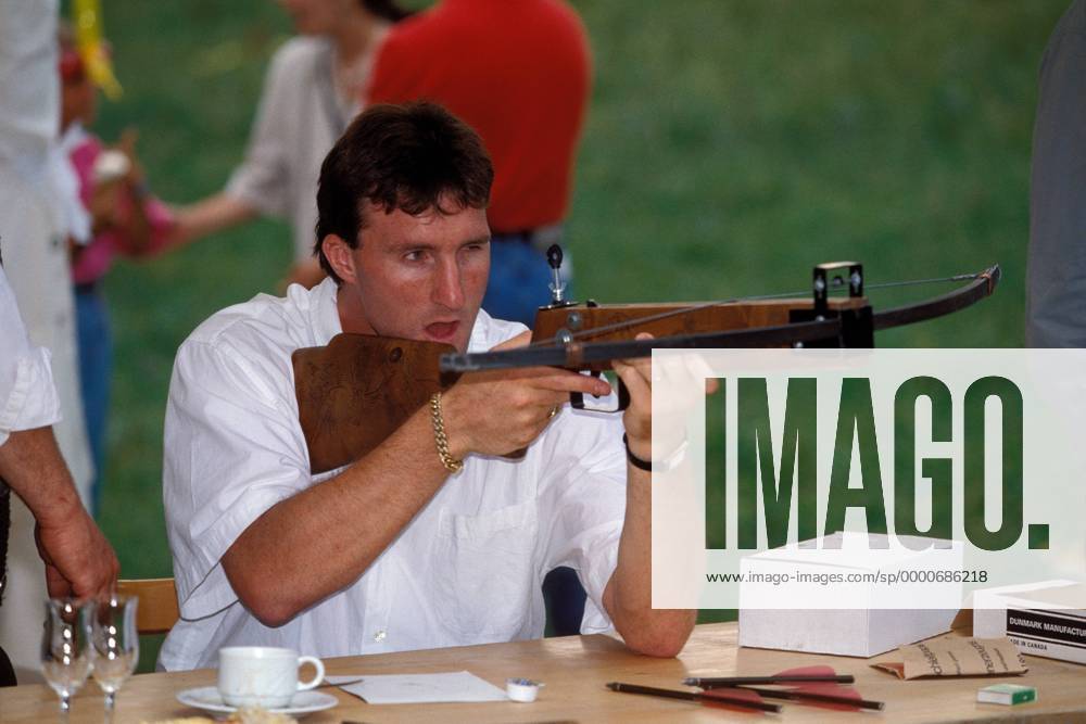 Alan McInally (Bayern) versucht sich an der Armbrust Fußball 1. BL ...