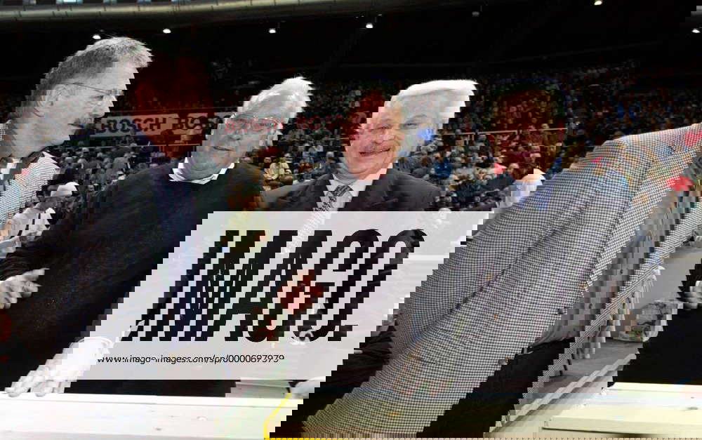 Mannschaftsarzt Dr. Peter Harms (li.), Aufsichtsratsmitglied Dietrich ...