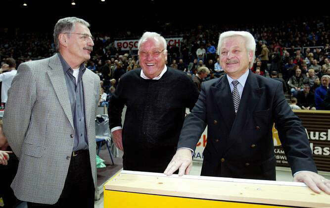 Mannschaftsarzt Dr. Peter Harms, Aufsichtsratsmitglied Dietrich Fuerst ...