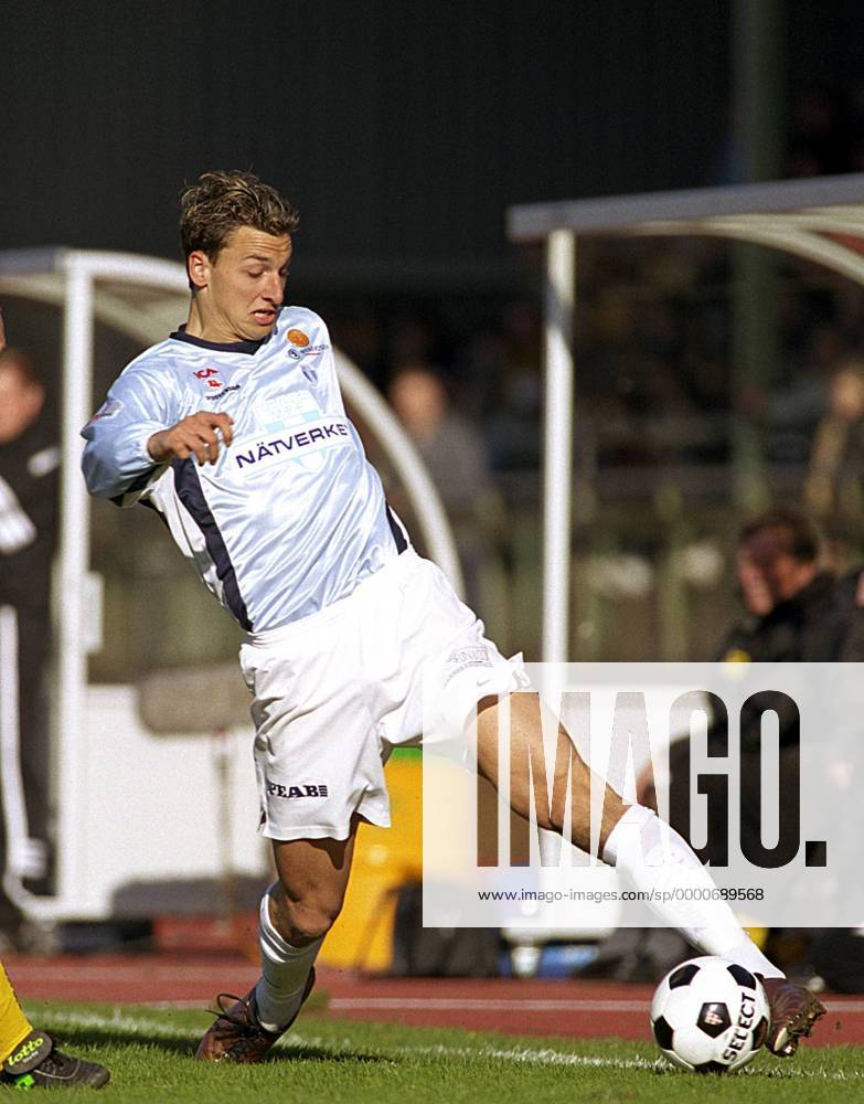 Zlatan Ibrahimovic (Malmö) am Ball Fußball Herren Allsvenskan 2001, 1 ...