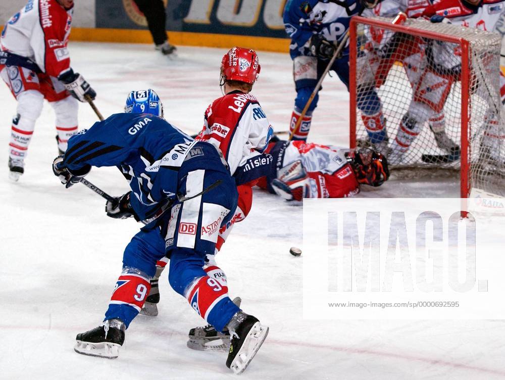 Jason Podollan (Mannheim, vorn) kommt zum Schuß während Goalie Marc ...