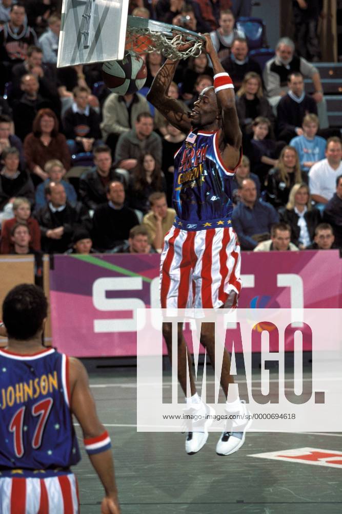 Harlem Globetrotter Michael Wild Thing Wilson mit einem Dunking ...