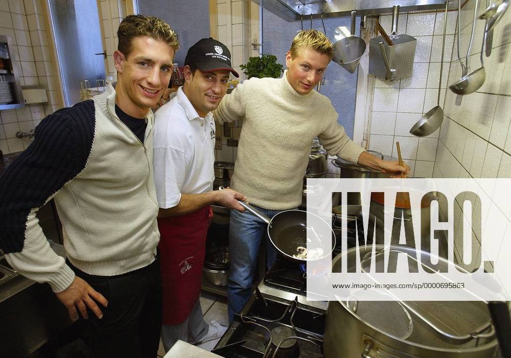 Thomas Kies und Nico Frommer schauen in die Kochtöpfe von Pizzabäcker ...