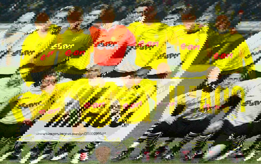 Mannschaftsbild BVB, hinten v..li.: Jan Koller, Jörg Heinrich, Torwart ...