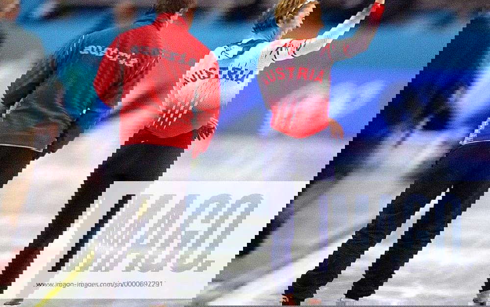 Emese Hunyady (Österreich) winkt ihren Anhängern - NUR FREI FÜR ...