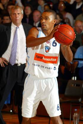 Eric Micoud (Paris) am Ball Basketball Herren Pro Ligue A 2001 2002, 1 ...