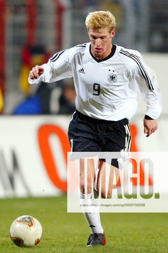 Markus Daun am Ball Fußball Länderspiel Herren Nationalmannschaft 2002 ...
