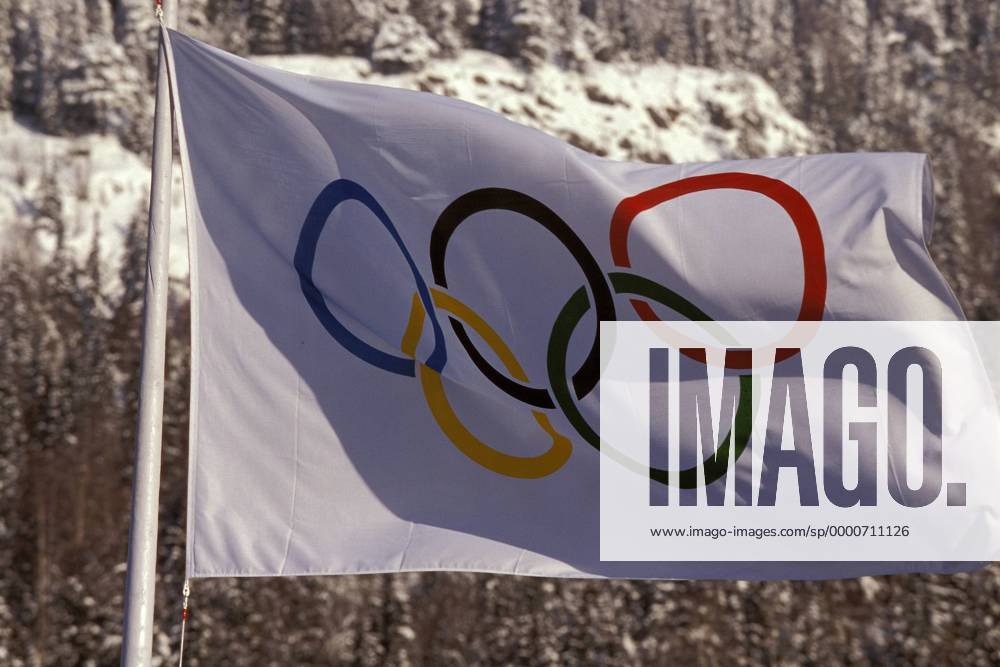 Die olympische Fahne weht mit ihren fünf Ringen im Wind von Lillehammer ...