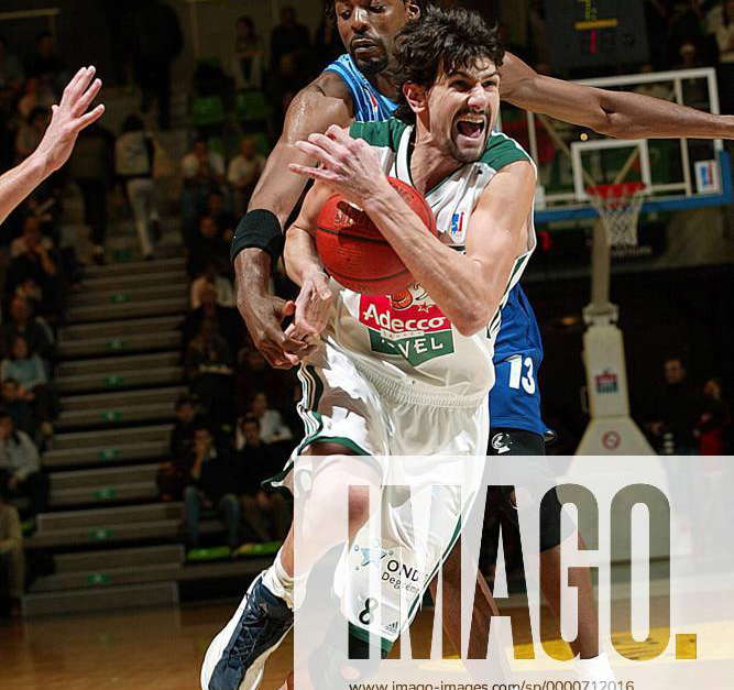 Yann Bonato (Villeurbanne) vorbei an Brian Howard (Paris) Basketball ...