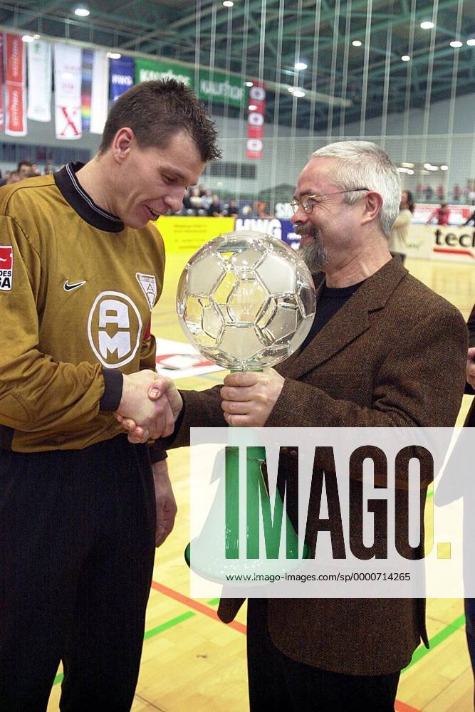 Torwart Stephan Straub (Aachen, li.) nimmt den Pokal für den 1. Platz ...