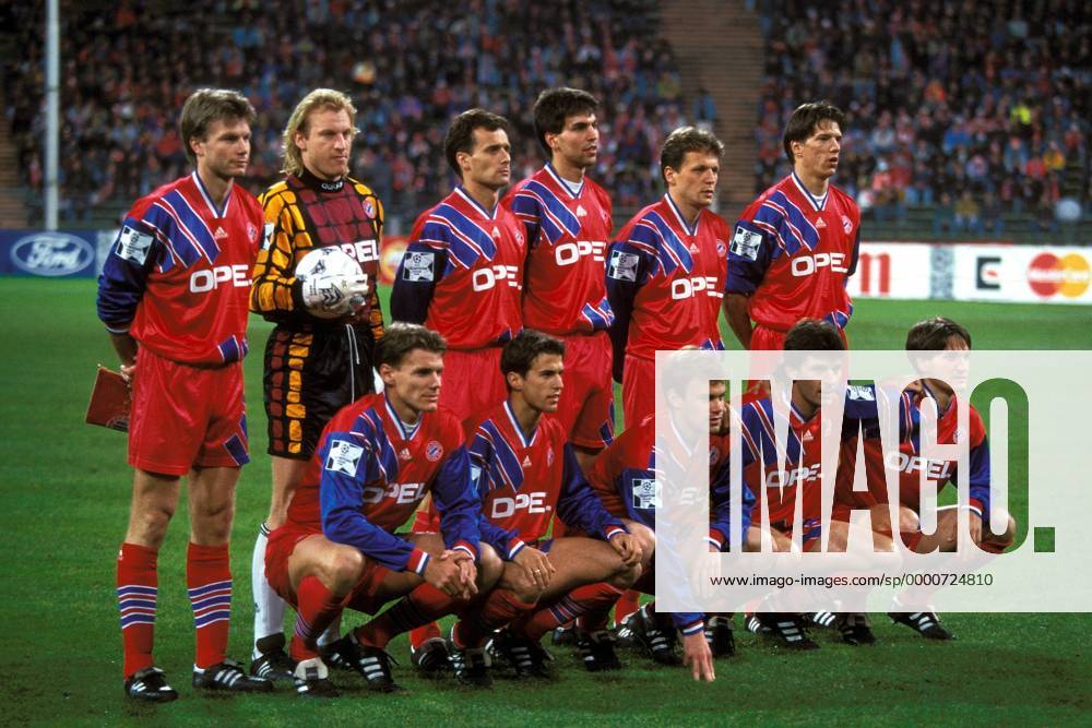 Mannschaftsbild Bayern, hinten v.li.: Thomas Helmer, Torwart Sven ...