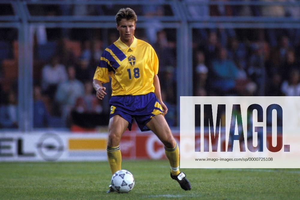Roger Ljung (Schweden) am Ball Fußball EM Herren Europameisterschaft ...