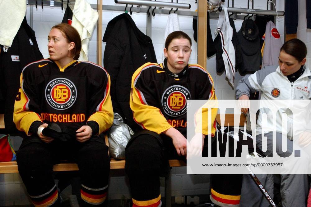 Enttäuschte deutsche Spielerinnen in der Umkleidekabine, v.li.: Nina ...