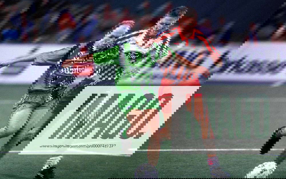 Peter Wynhoff (li., Gladbach) gegen Alfons Higl (Köln) Fußball 1. BL ...