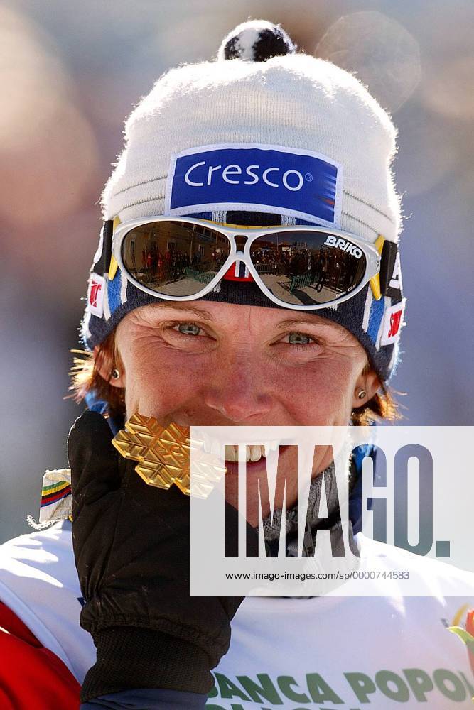 Weltmeisterin Bente Skari (Norwegen) zeigt stolz ihre Goldmedaille ...