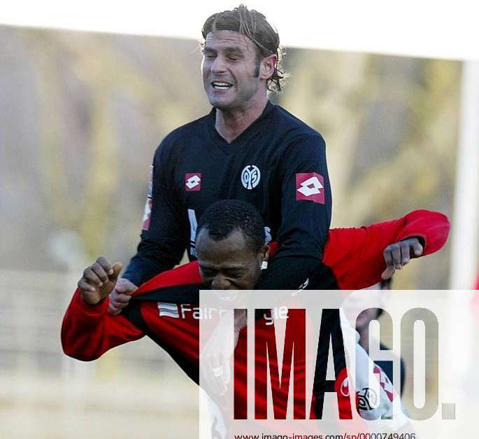 Sven Christ (hinten, Mainz) gegen Adebowale Ogungbure (Reutlingen) Fußball 2. BL Herren Saison