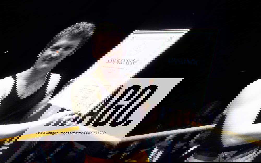 Peter Hussing (BR Deutschland) präsentiert stolz seine Urkunde Boxen LM Herren Deutsche