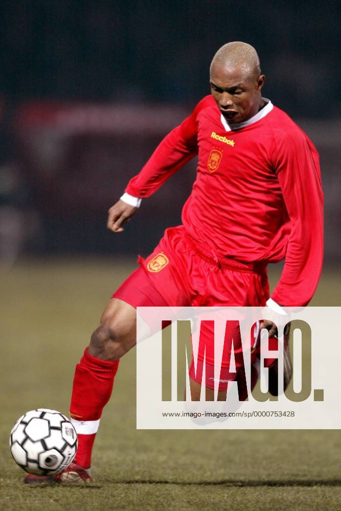 El Hadji Diouf (Liverpool) am Ball Fußball EC 3 Herren UEFA-Cup 2002 ...