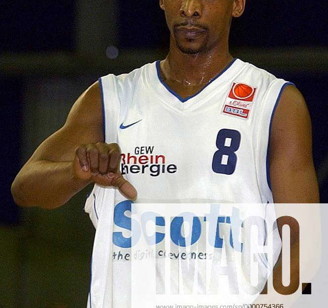 Clint Cotis Harrison (Köln) unzufrieden Basketball 1. BL Herren BBL Saison 2002 2003, RheinEnergie