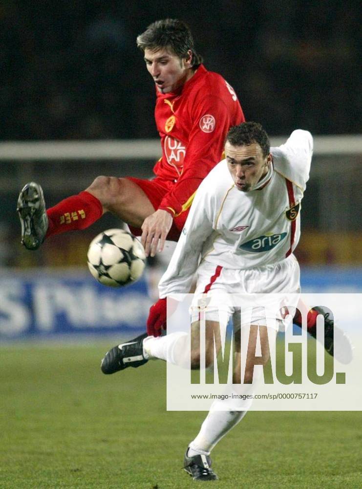 Martin Petrov Stankov (Malatya, li.) gegen Arif Erdem (Galatasaray) Fußball Herren Türkiye Kupasy