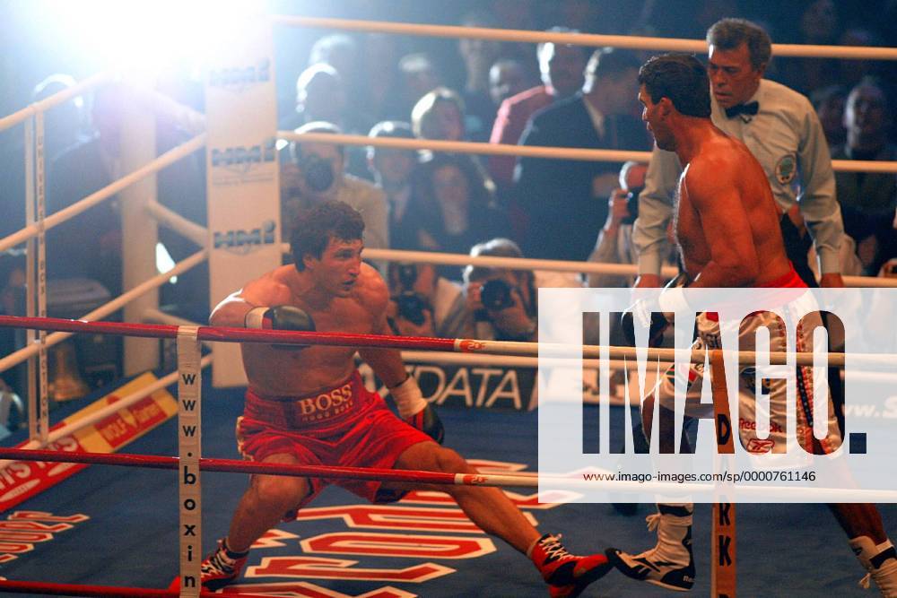 Wladimir Klitschko geht gegen Corrie Sanders zu Boden Boxen WM Herren ...