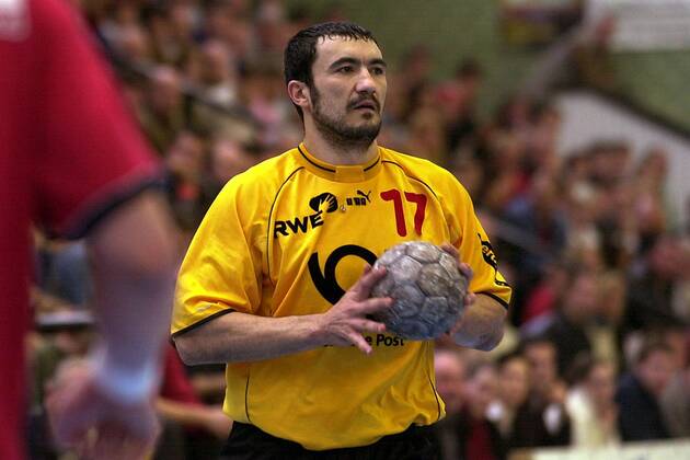Patrick Cazal am Ball Handball 1. BL Herren Saison 2002 2003 ...